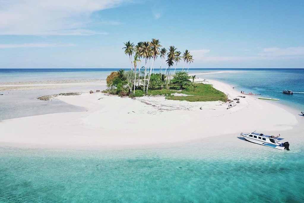 5-Day Derawan Snorkeling Tour with Island Hopping & Beach Leisure ...